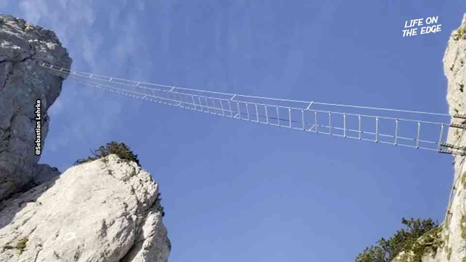 Speedflying between mountain peaks