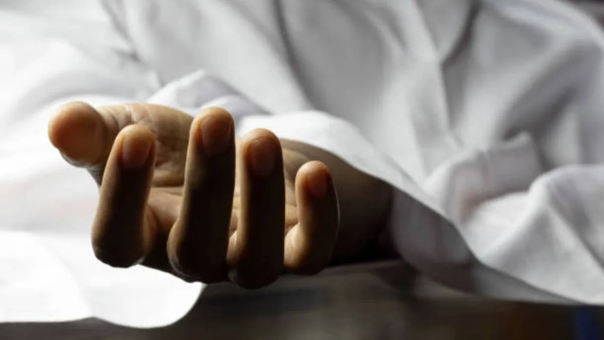 Double murder in CR Park: Father-son duo stabbed by neighbour at Tara ...