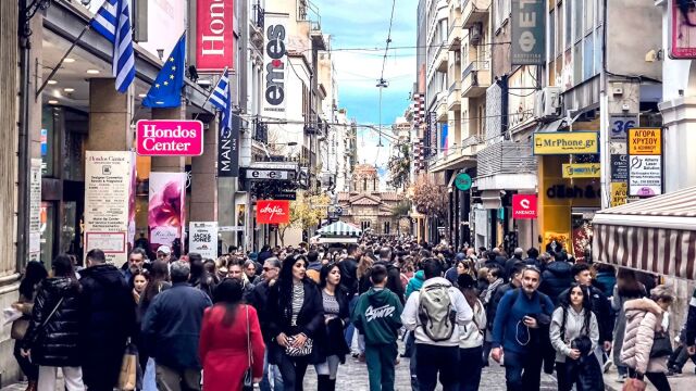 Πάσχα: Ιδιαίτερα αυξημένη η κίνηση στην Ερμού για εορταστικές αγορές ...
