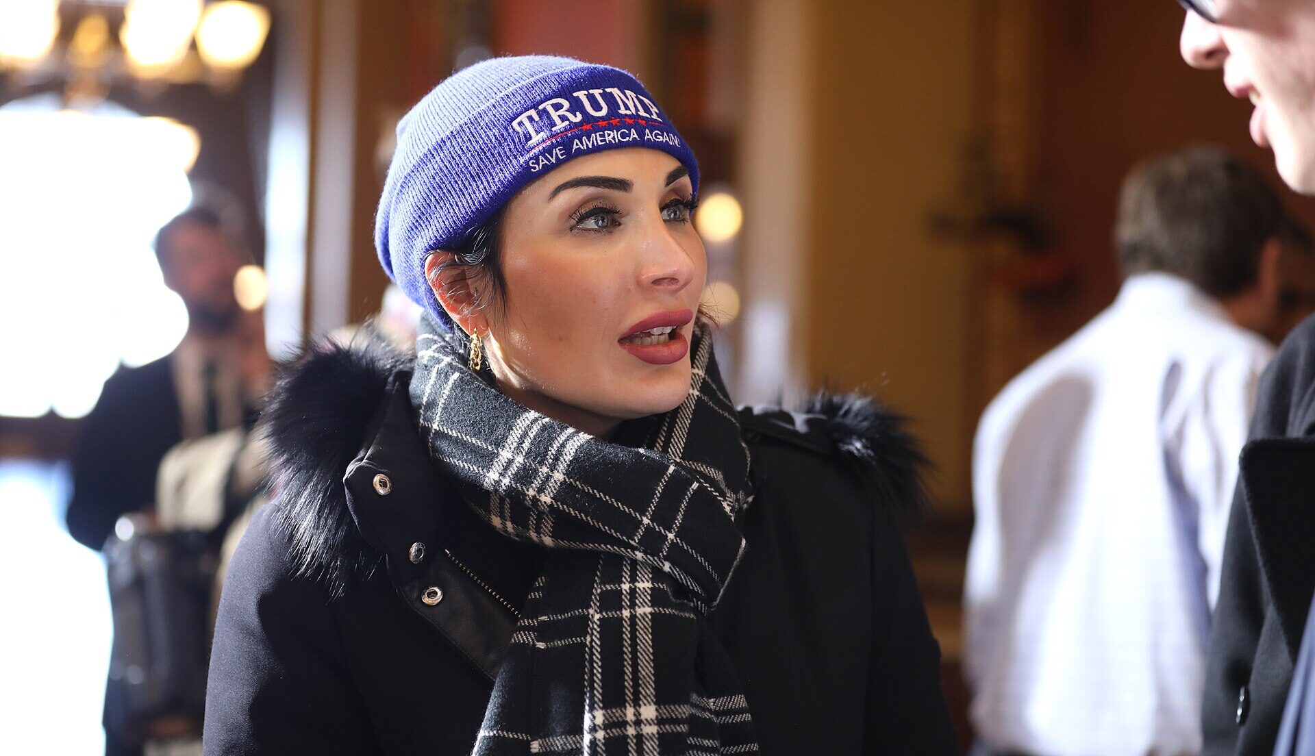 L’influencer che detta la linea a Trump: Laura Loomer chiede la revoca ...