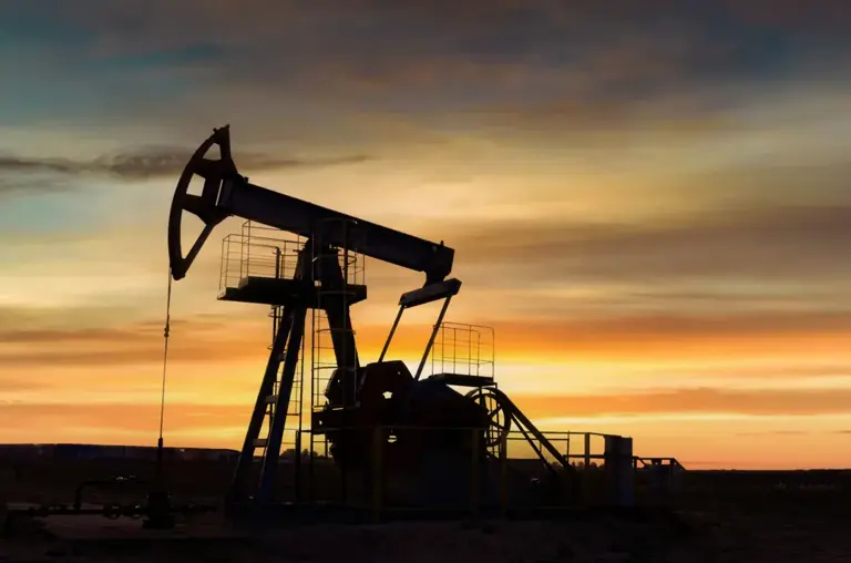 Pétrole : le baril chute sous les 80 dollars après l’accord Iran-États-Unis