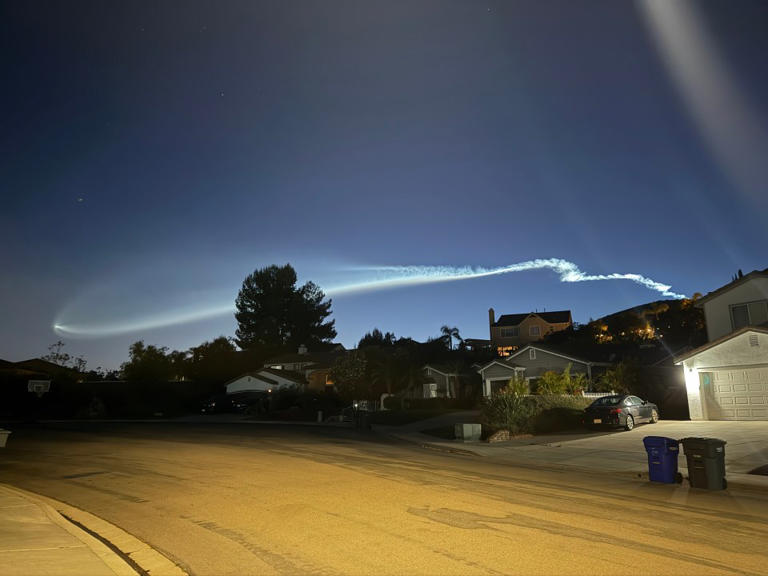 SpaceX launches 25 Starlinks, illuminates San Diego sky