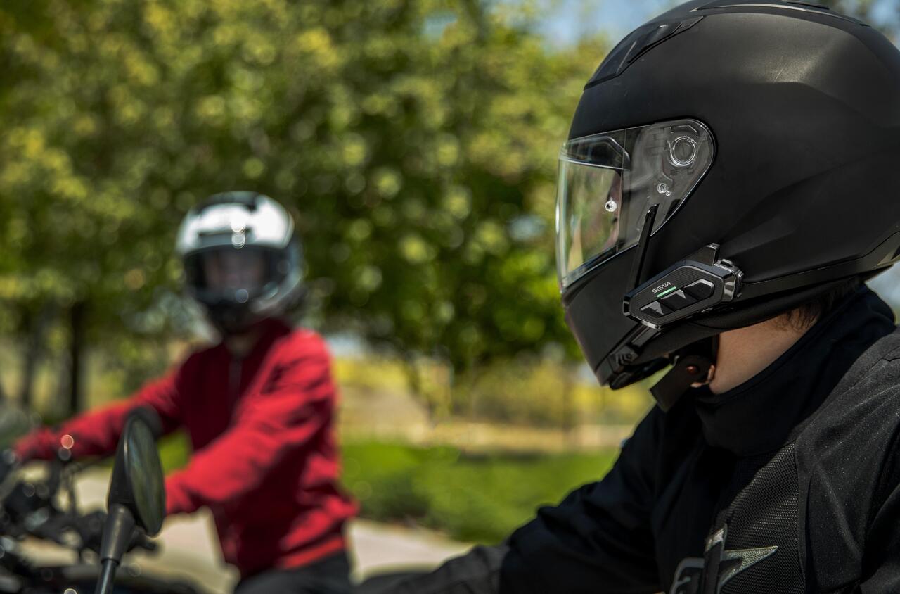 Parlare in moto senza spendere una fortuna: scegliere il proprio ...