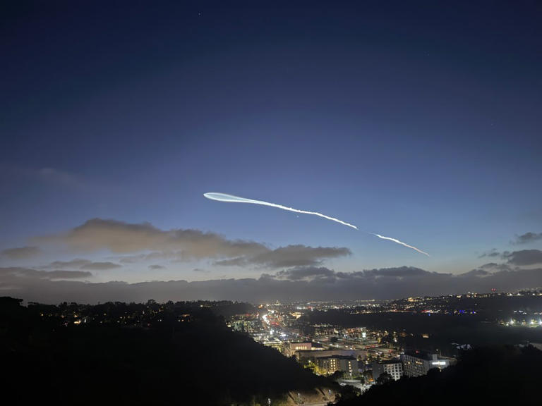 SpaceX launches 25 Starlinks, illuminates San Diego sky