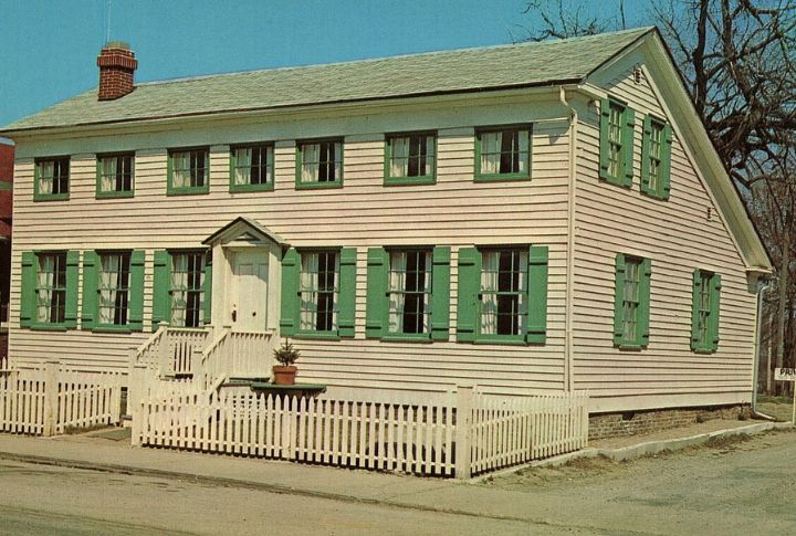 Why do saltbox homes look like that? 10 features that explain everything