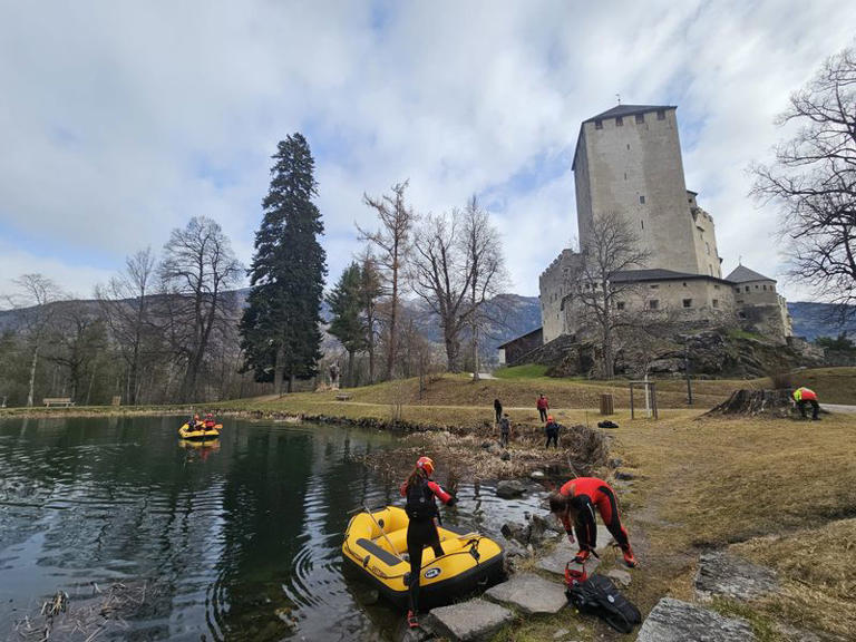 Wasserrettung Osttirol lichtete Schilfgürtel am Teich bei Schloss Bruck