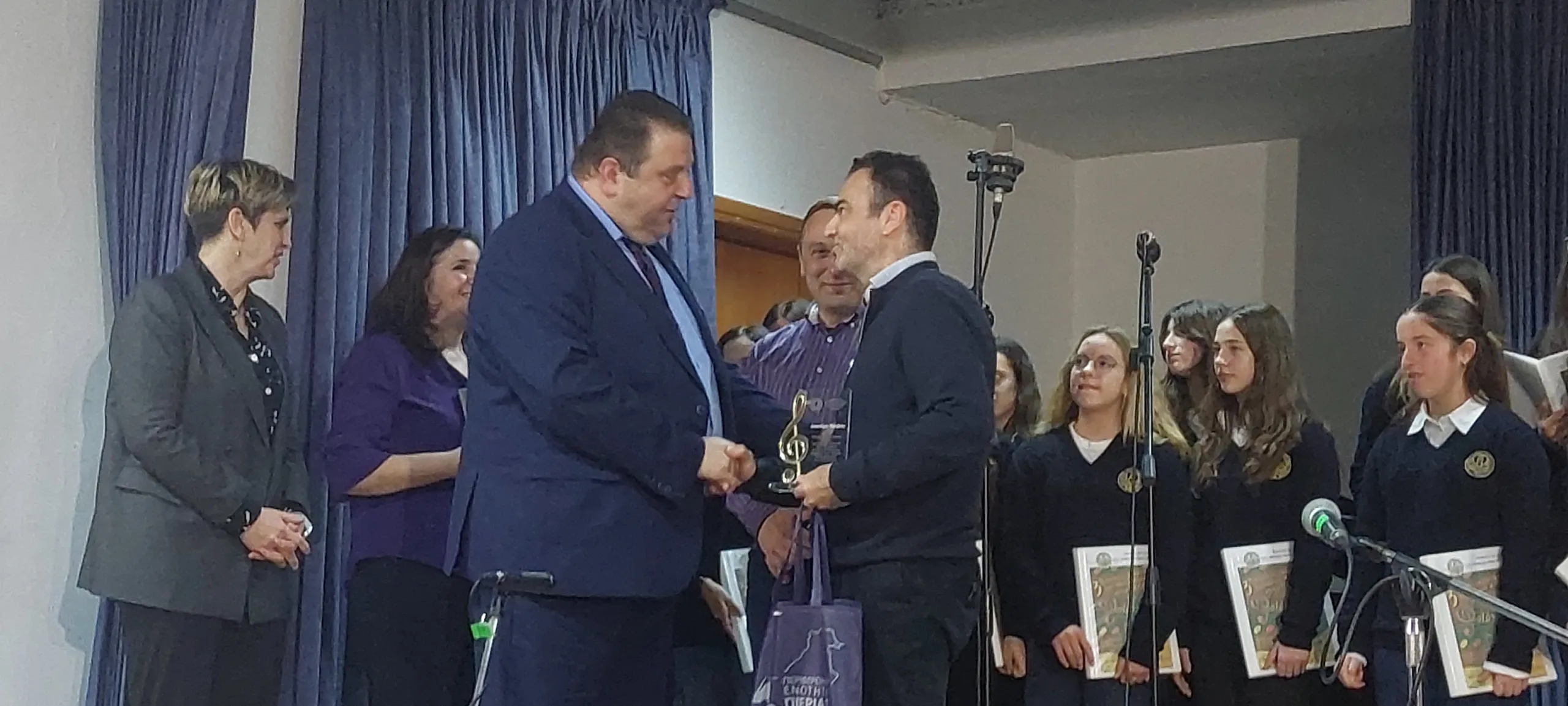 Η χορωδία των μαθητών της Α’ τάξης του Αρσακείου Γυμνασίου Πατρών στην ...