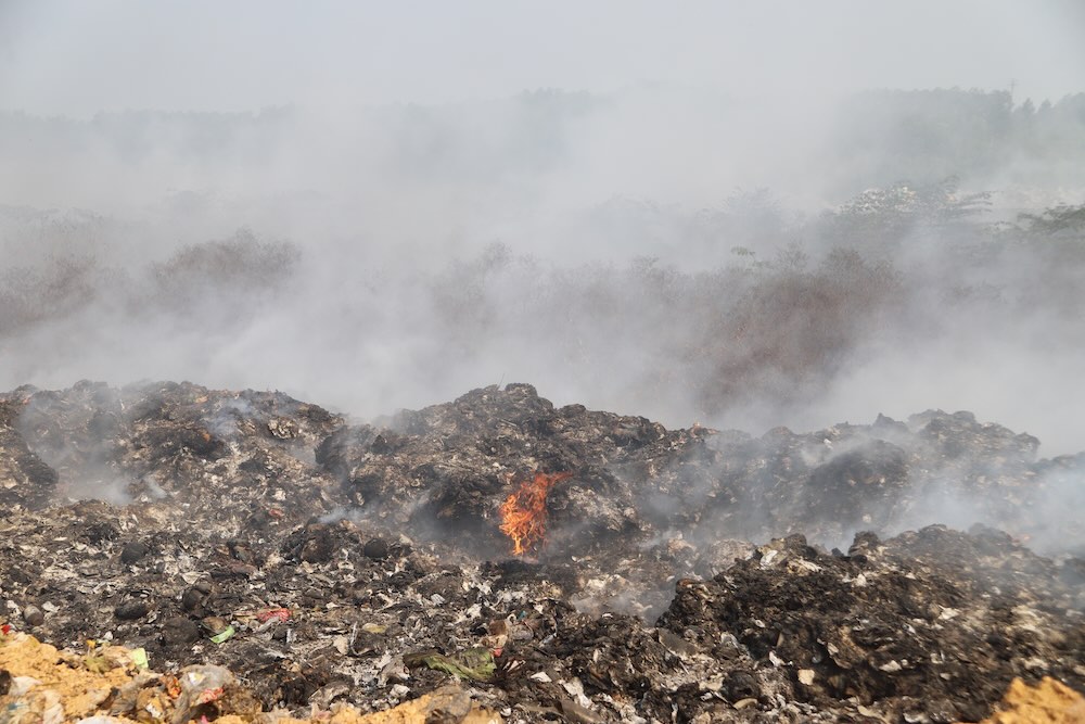 Bãi rác bốc cháy dữ dội suốt 1 tuần, khói đen và mùi hôi tấn công khu ...