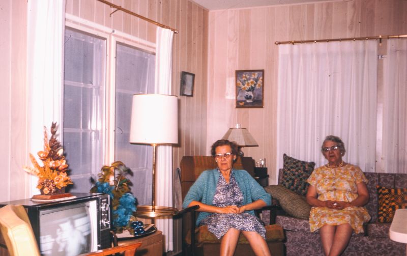 25 social norms that disappeared before we noticed