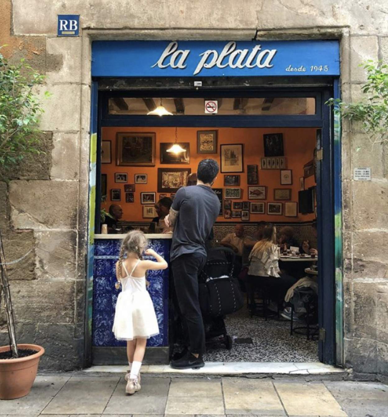 Los hermanos Muñoz, de Estopa, comen morro frito en el mejor bar de ...