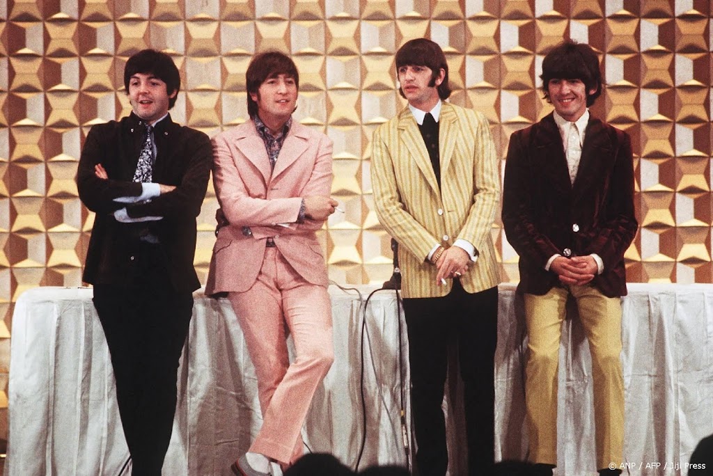 Niet eerder vertoonde foto's van The Beatles in Japan ontdekt