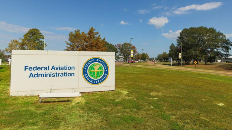 Trump's FAA seeks to hire 2,300 air traffic controllers amid staff ...