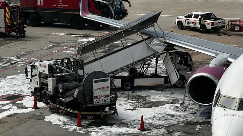 Investigation launched: Airstairs vehicle hits FlySafair Boeing at Cape ...