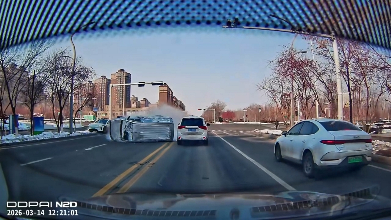 Mini van overturns after collision with SUV in Xinjiang, China