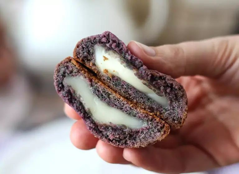 Cookie de ube con corazón de mochi