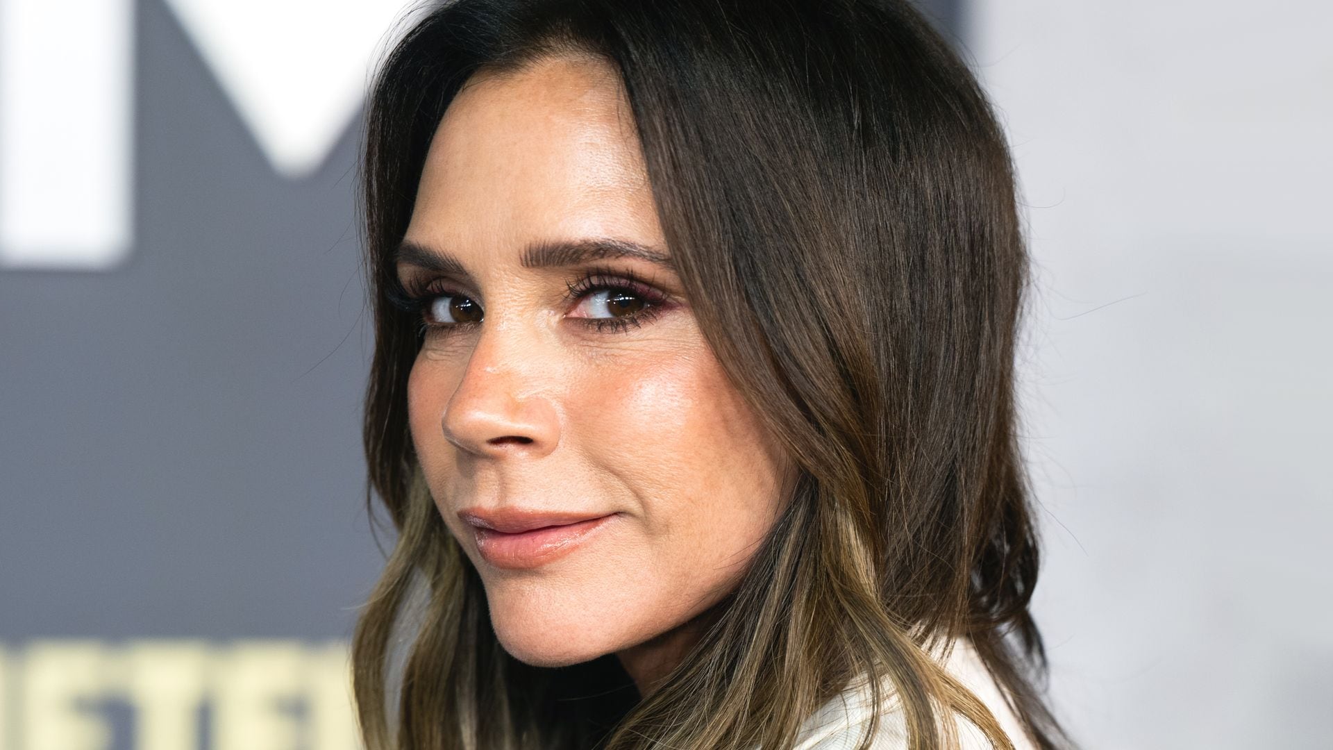 Victoria Beckham apuesta por las mechas más favorecedoras y un pelo más ...