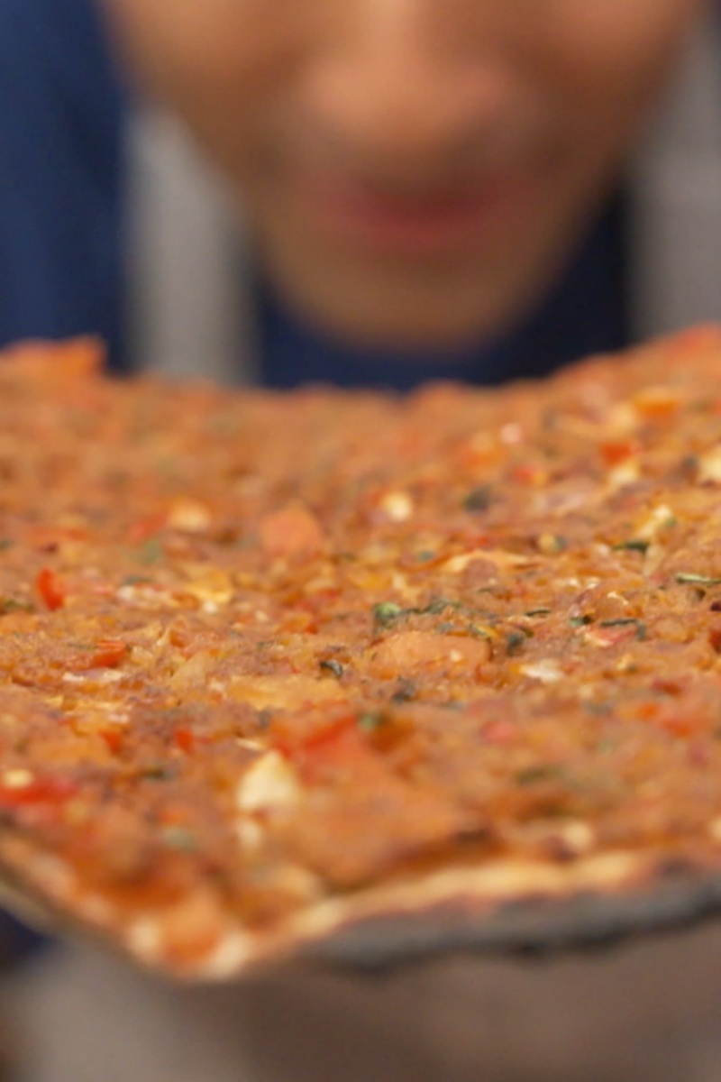 Pão achatado de carne do Médio Oriente cozido em pedra de pizza