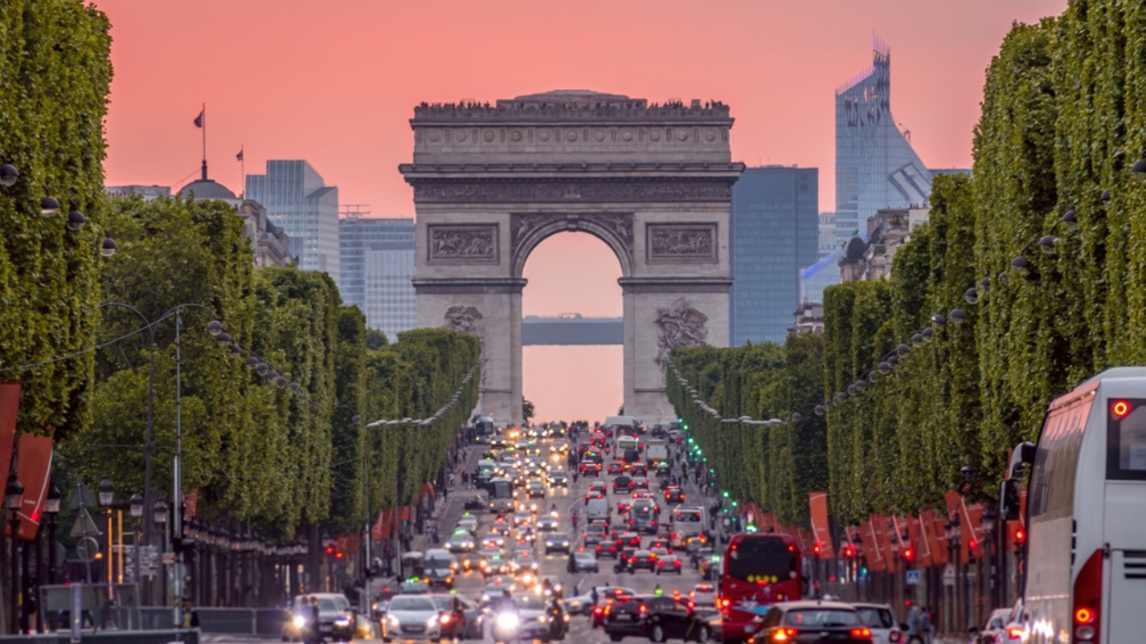 25 famous streets around the world every traveler should see