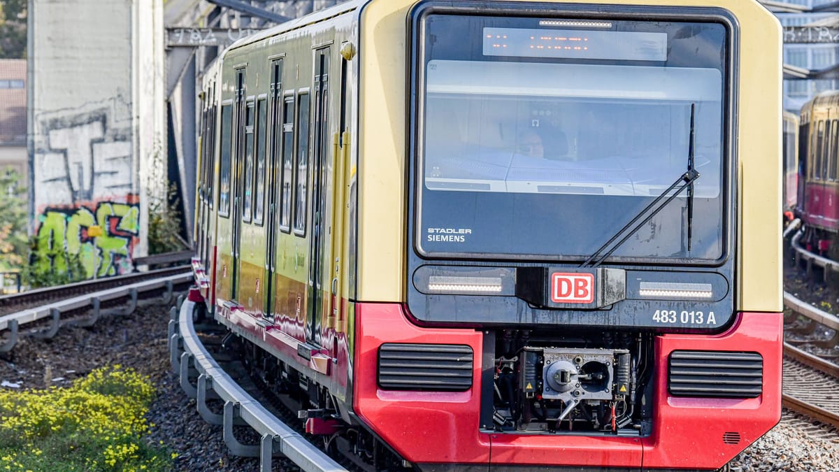Zwölf Männer belästigen zwei Frauen: Helfer wird verprügelt
