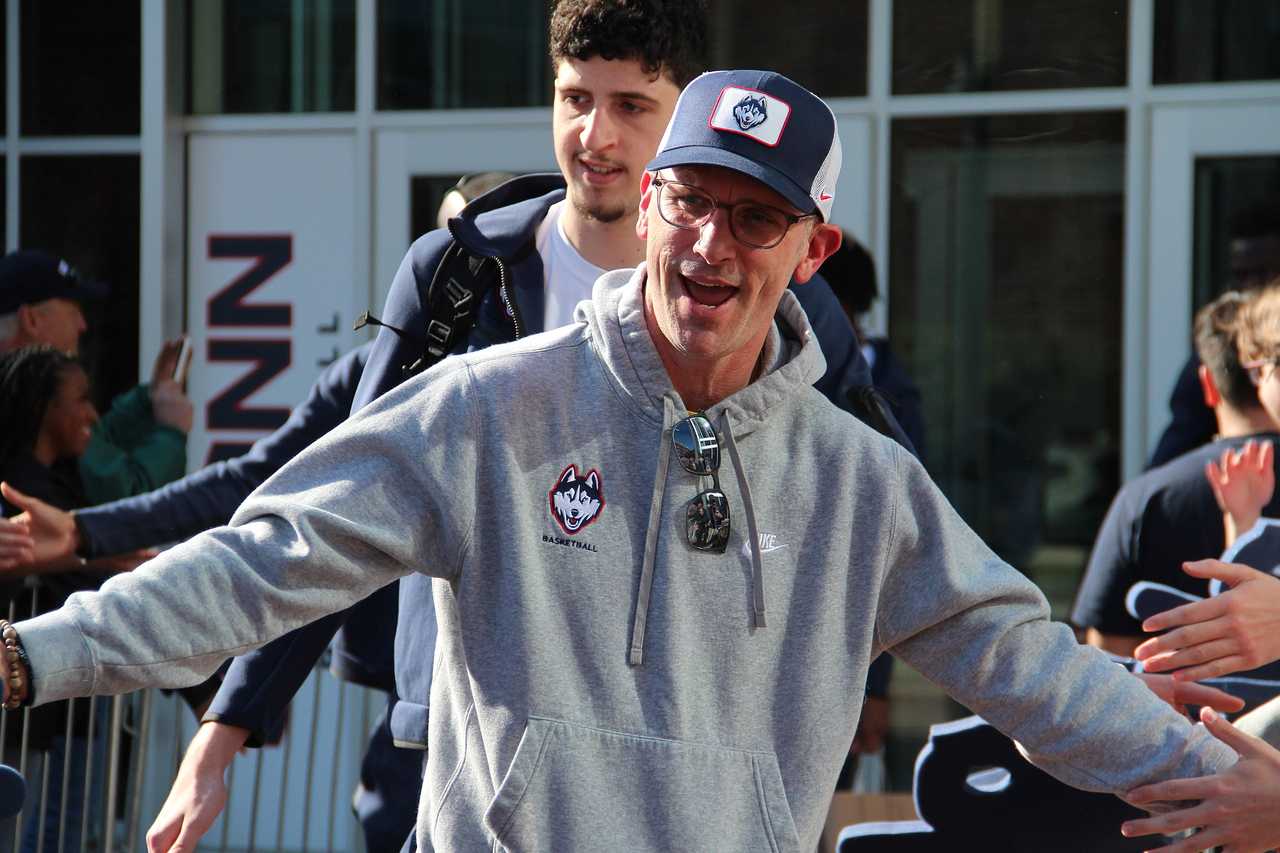 'All class': UConn’s postgame gesture goes viral after NCAA title loss ...