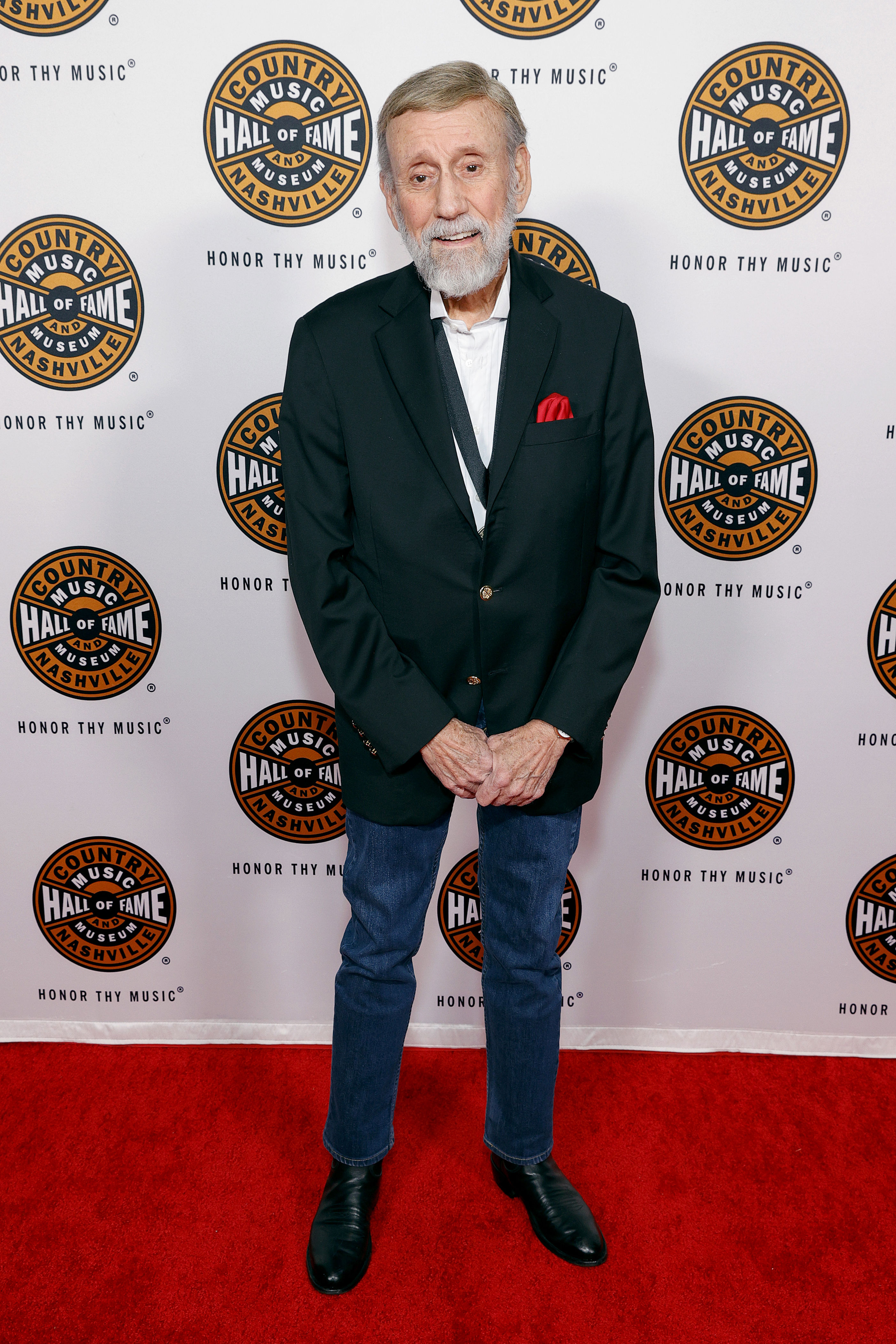 Country star Ray Stevens breaks his neck, rushed to hospital in Nashville