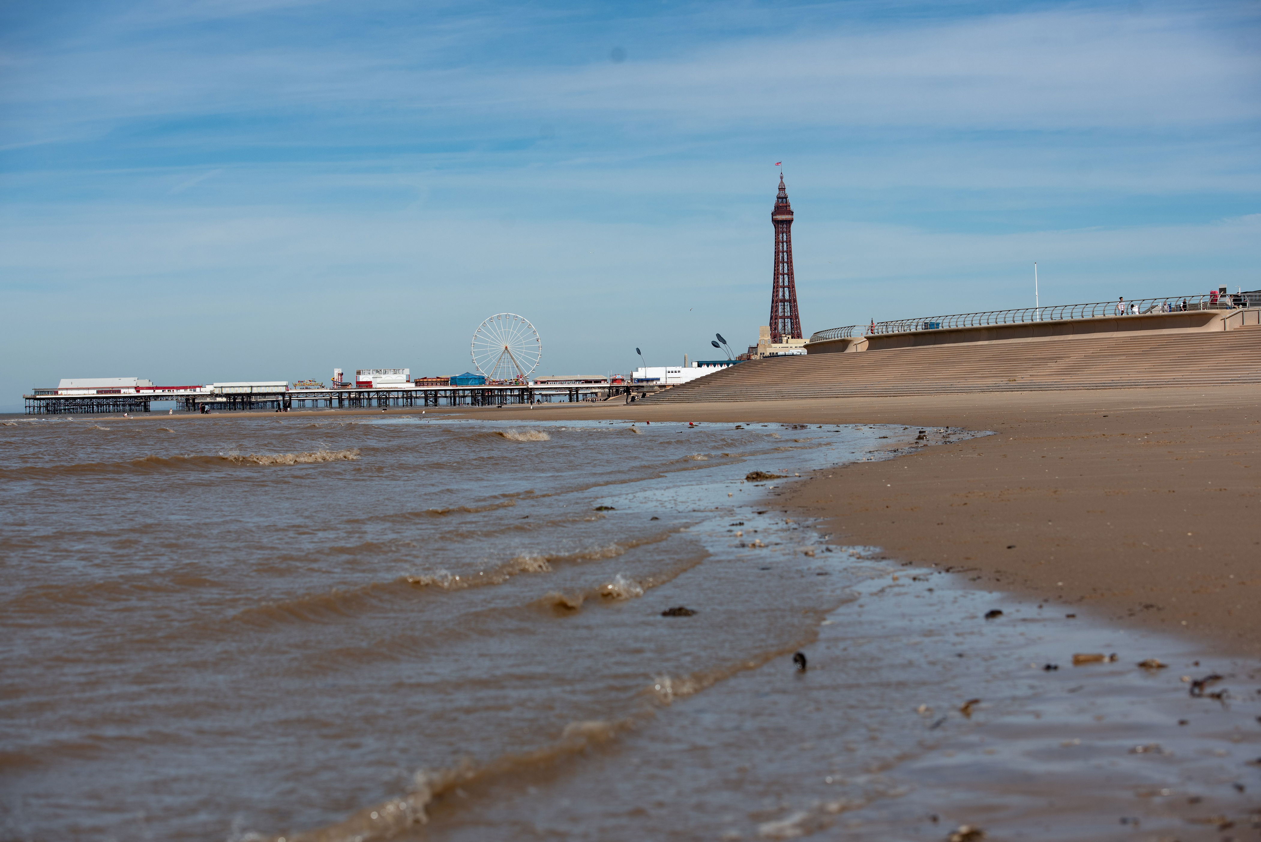 14 lovely pictures of people enjoying the sunshine in Blackpool today