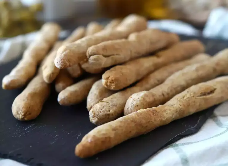Hemlagad örtkryddad gressin: enkel att göra och super krispig!