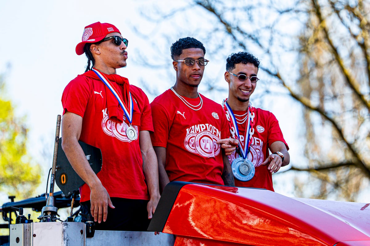 Flamingo zingt 'wie niet springt, is een Jood' tijdens huldiging PSV