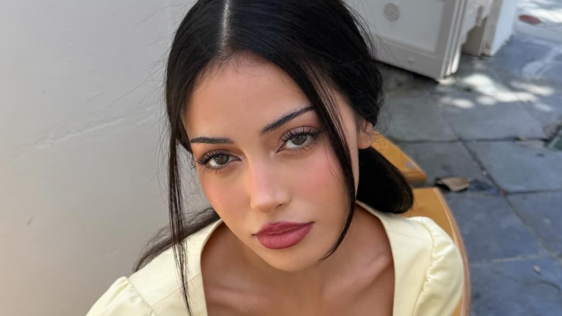 In a butter yellow dress, this Spanish model attracts attention in a ...