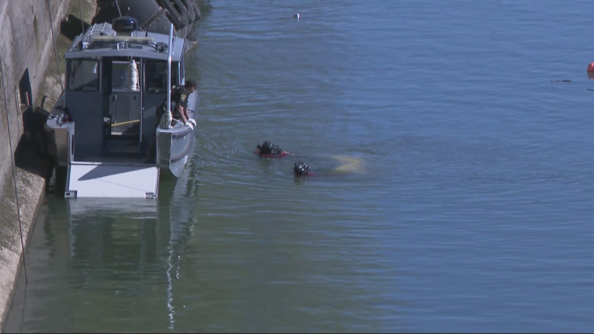 Latest updates: 2 dead, 1 missing after car crashes into Willamette River