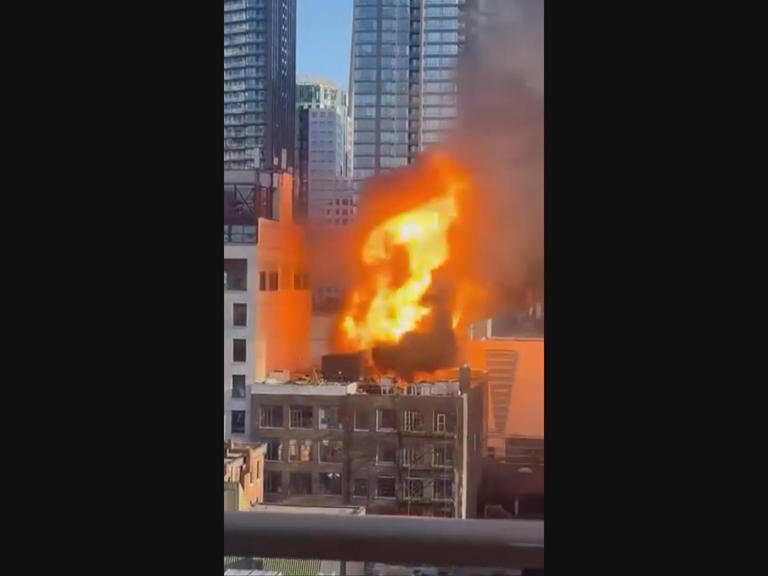 Un incendie sur le toit d’un édifice en construction à Toronto cause ...