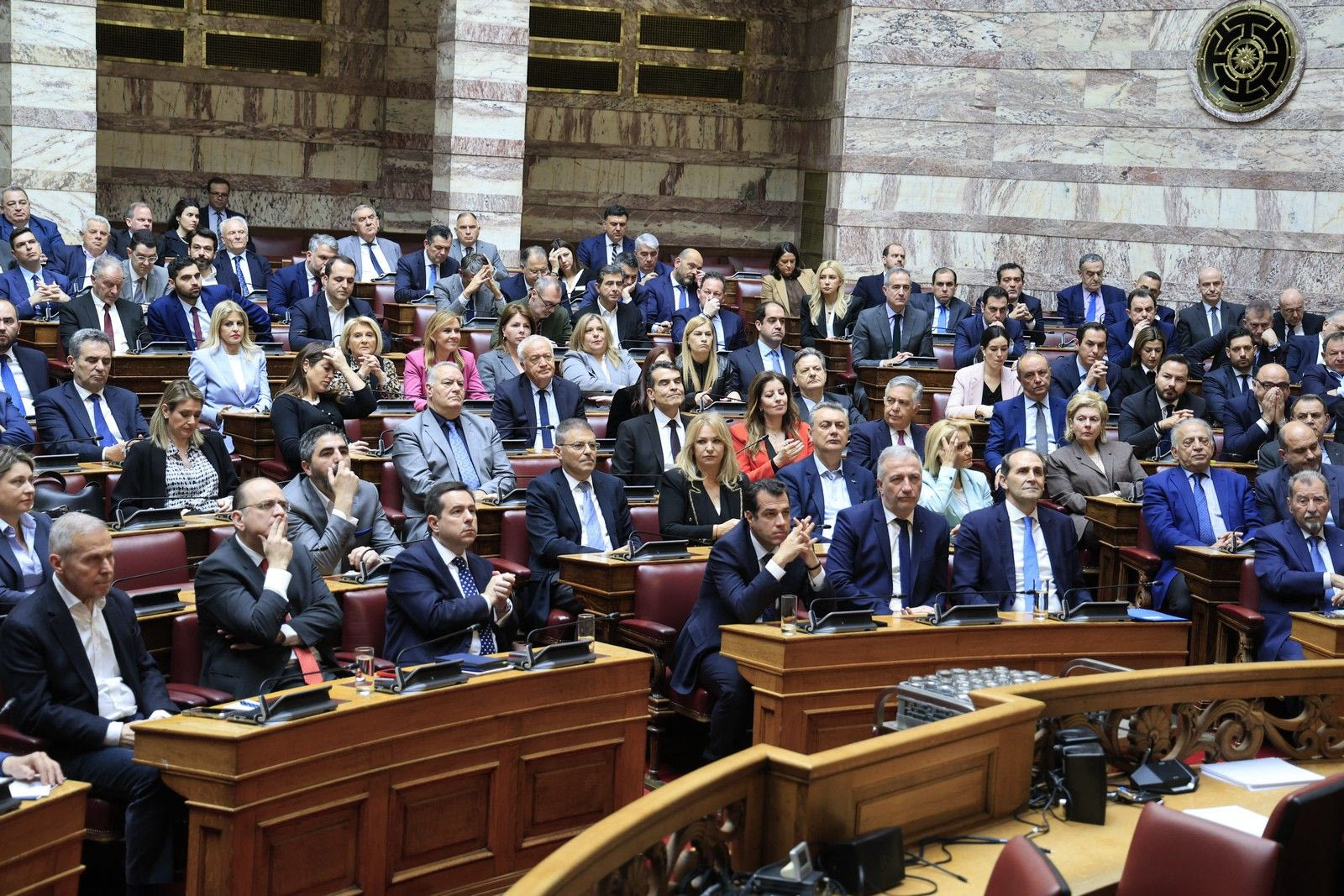 Άνεμος αντάρτικου στη ΝΔ για ΟΠΕΚΕΠΕ και ασυμβίβαστο