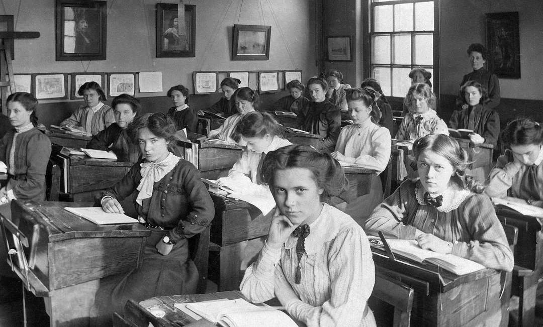 20 photos that show how strict schools used to be decades ago