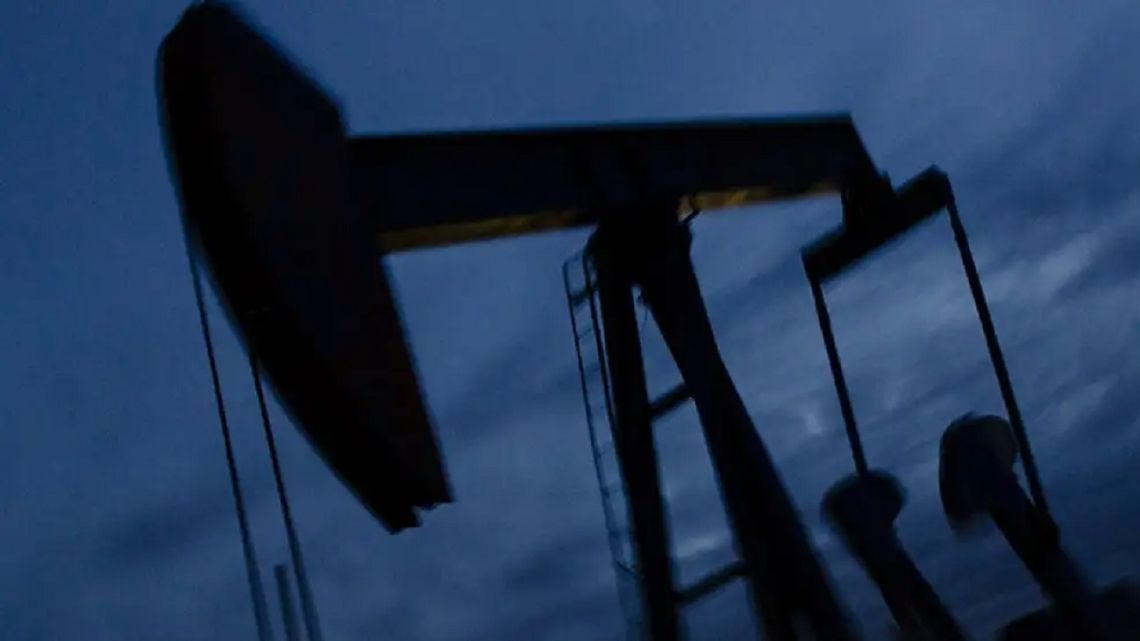 El crudo a 100 dólares: El dilema de los precios locales frente al ...