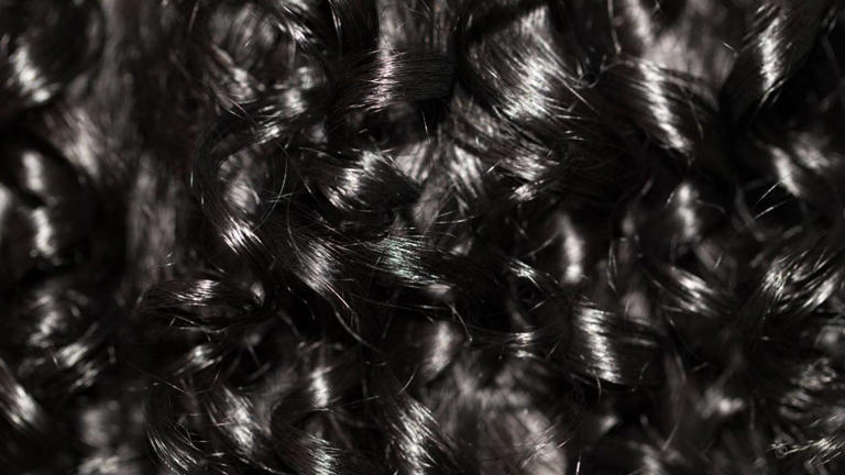 Cómo hacer un tinte natural para cabello negro: el ingrediente que ...