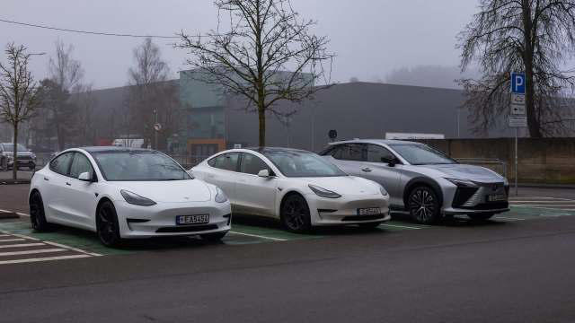 Tesla owner shares video after discovering her hot-pink vehicle ...