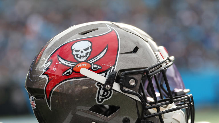 Buccaneers sign WR David Sills, DL Rakeem Nuñez-Roches