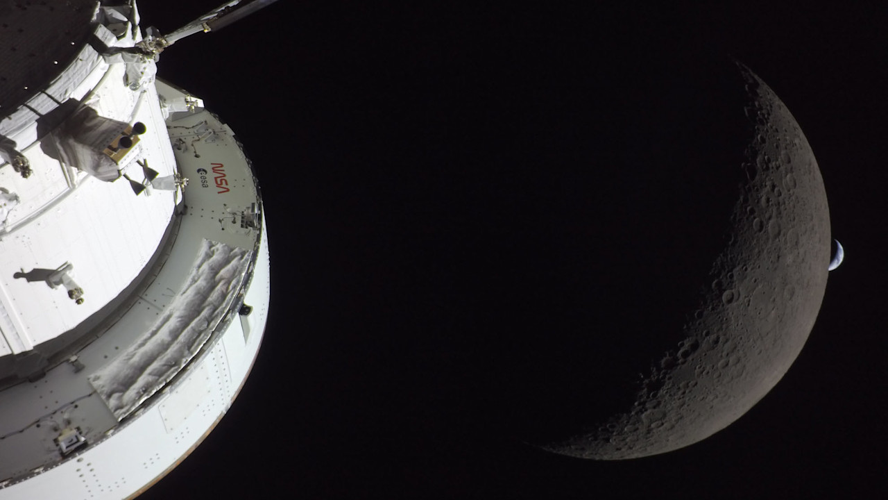 Four astronauts made history as they flew around the moon on Monday!