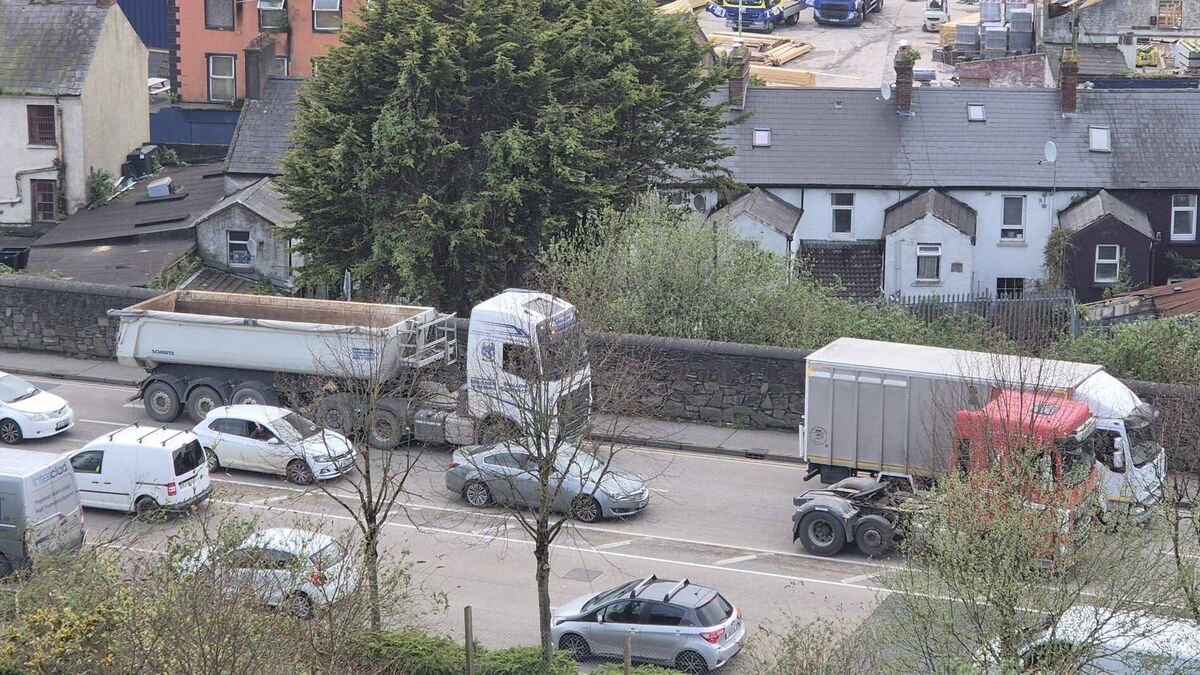 Fuel protests: Commuters still face chaos as major roads and bridges ...