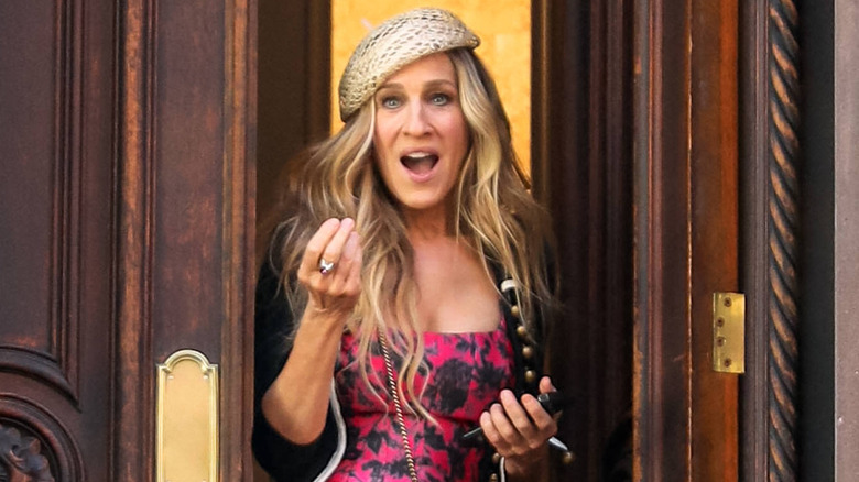 Why Carrie Bradshaw doesn't wear nail polish (and just like that, it ...