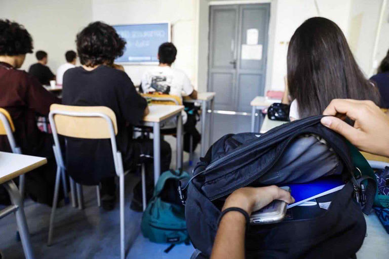 Arrivano i nuovi programmi per i licei: addio geostoria, entra l’AI ...