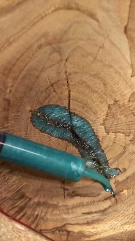 I created a stunning epoxy cutting board!