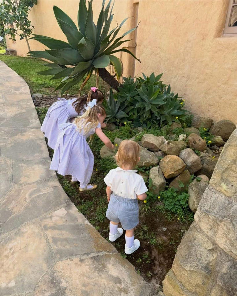 Katherine Schwarzenegger's toddler daughters lean on uncle Patrick in ...