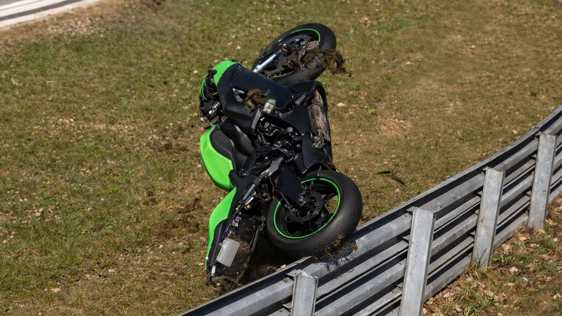 Fast Corner Mistake Leads Motorcycle Into Barrier Nürburgring