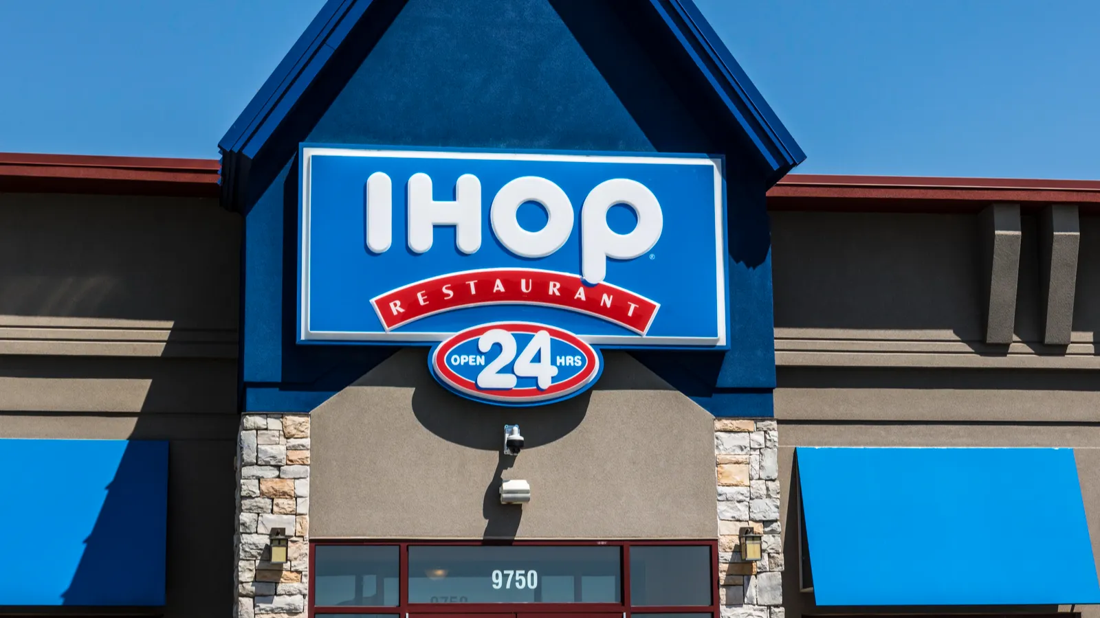 How 7 chain restaurants are keeping oversized pancake stacks relevant ...