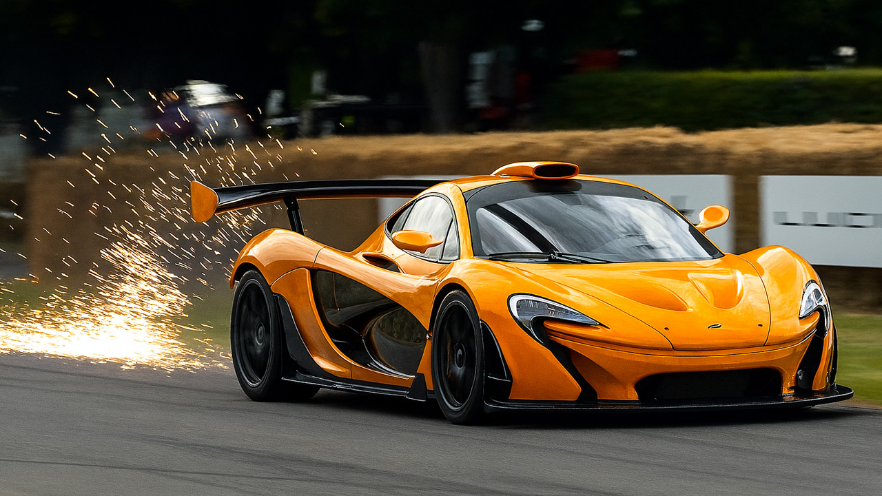 マクラーレン P1 GTRが炎と火花を吹き上げる