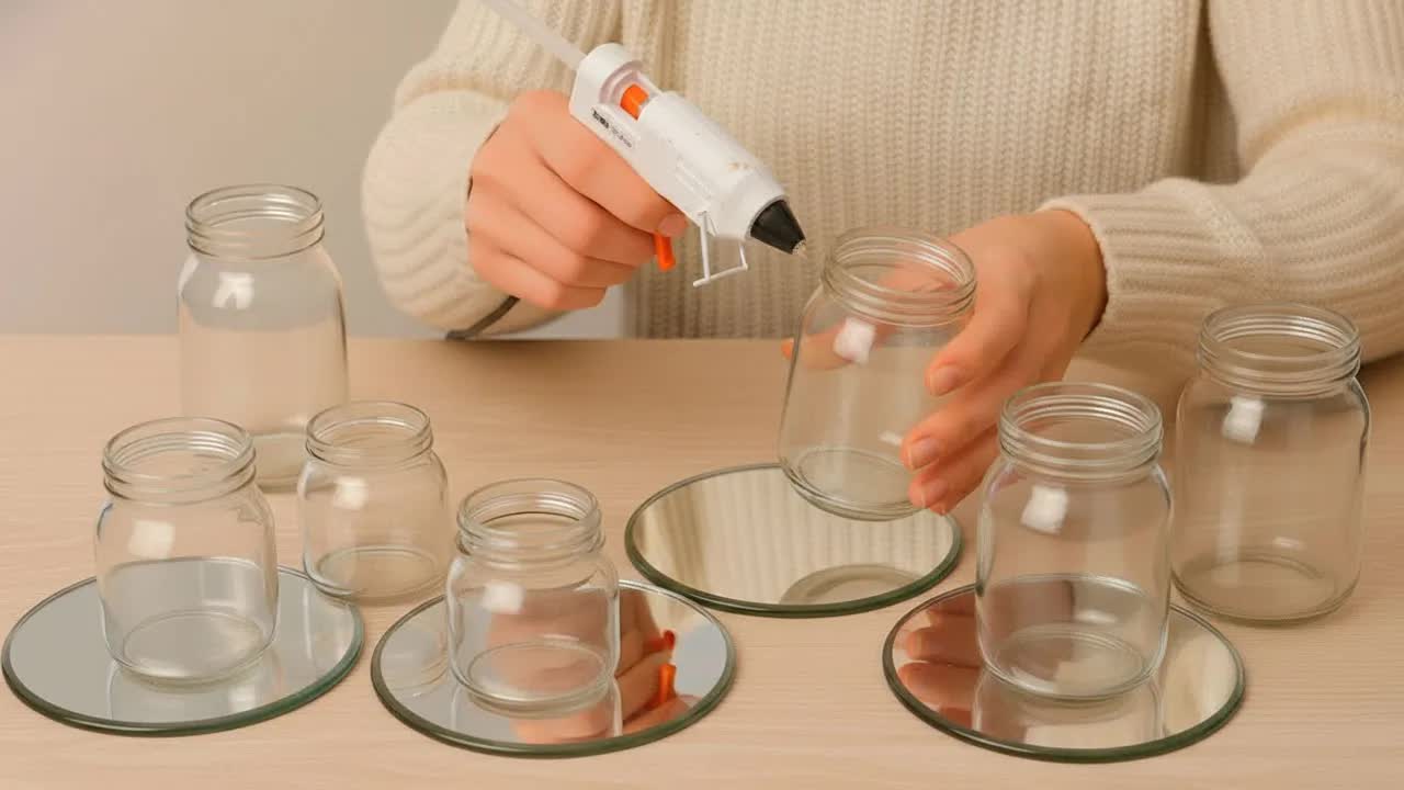 Genius! Incredible idea made from glass jars and an ordinary mirror ...