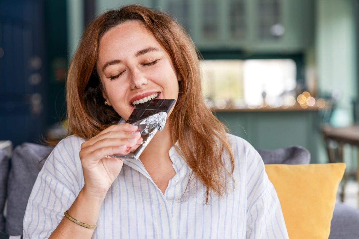 Sådan påvirker mørk chokolade din krop, hvis du spiser det hver dag