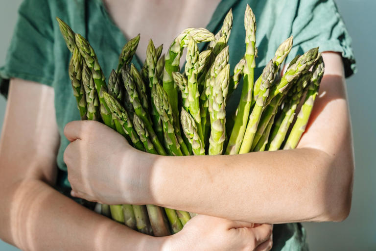 De opmerkelijke reden waarom je urine stinkt na het eten van asperges