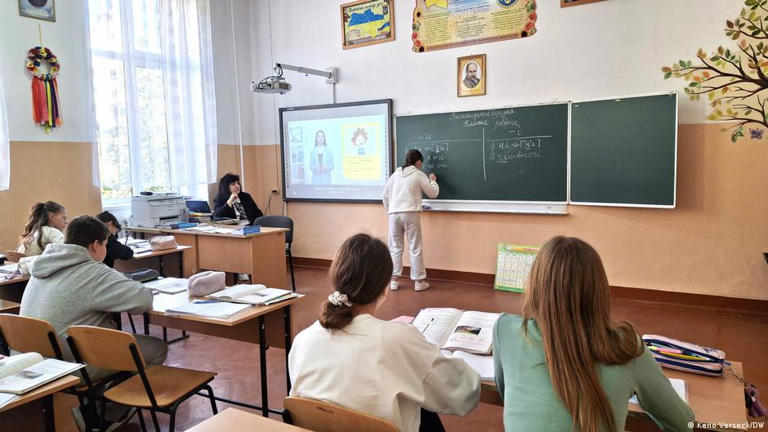 Hungarians living in Ukraine caught between front lines